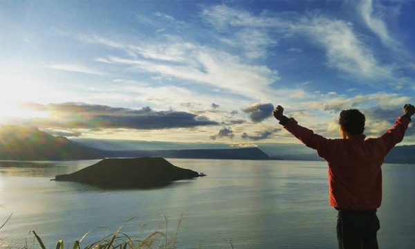 Melihat Keindahan Danau Toba Dari Ujung Bukit Sipolha